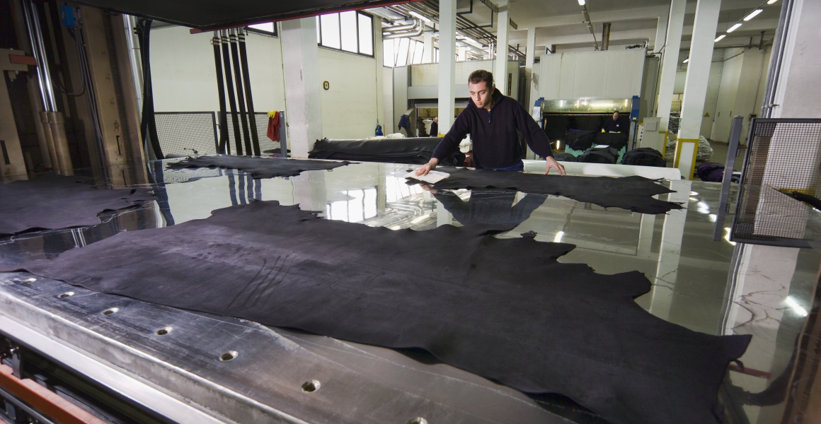 Textile fibre and yarn, hide and pelt processing machine operators and ...